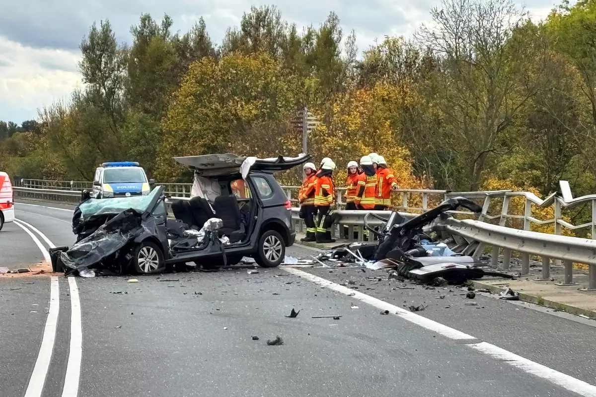 Nach einem schweren Unfall bei Braunschweig ist die Bundesstraße 4 in ...