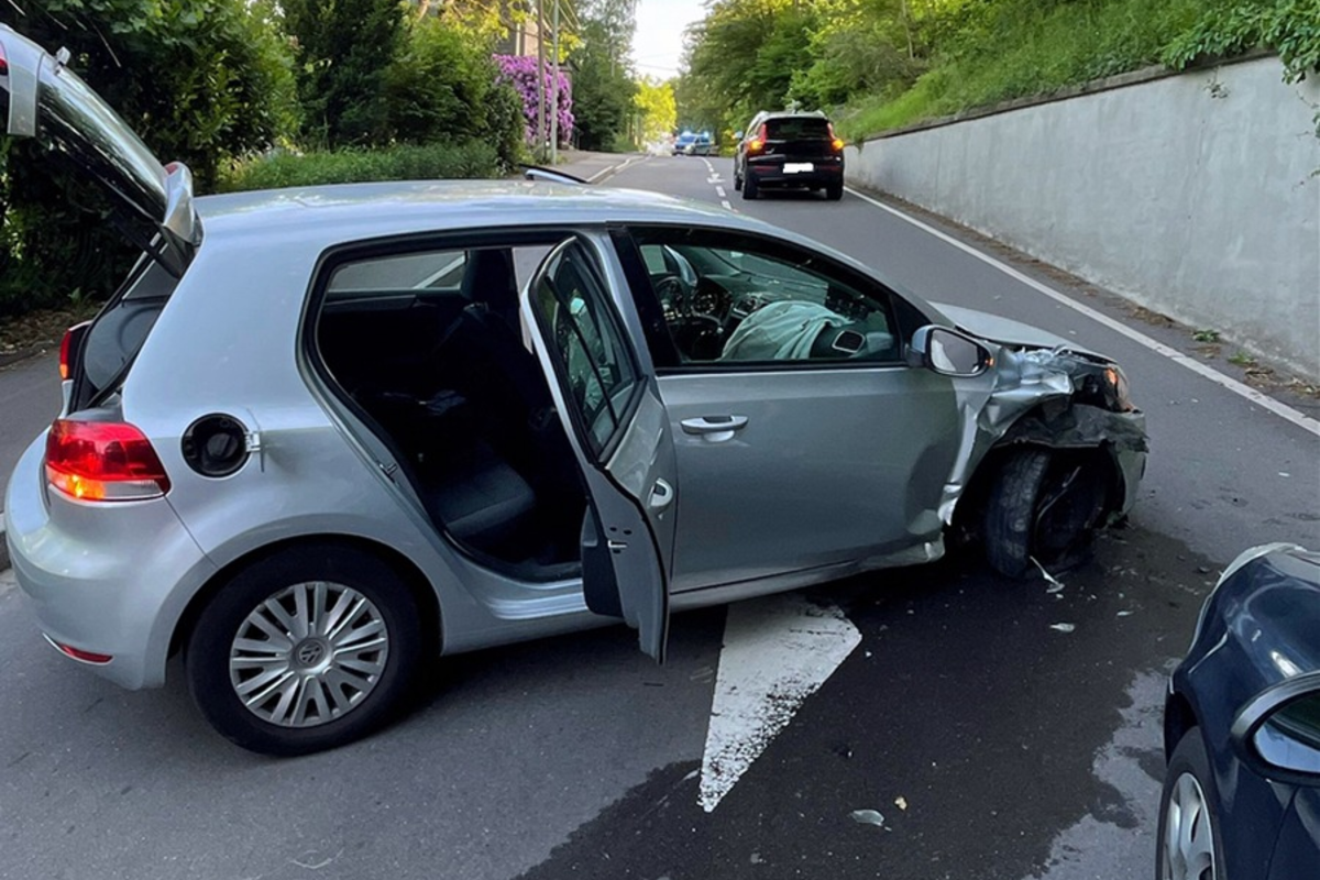 Auto kollidiert mit Mauer