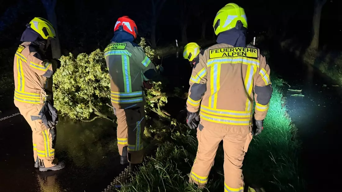 FW Alpen: Unwetterschäden fordern die Feuerwehr Alpen zum Tagesstart