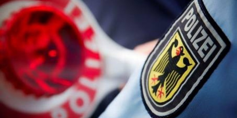 BPOL NRW: Bundespolizei vollstreckt Haftbefehl am Flughafen Niederrhein ... BPOL NRW: Bundespolizei vollstreckt Haftbefehl am Flughafen Niederrhein ...