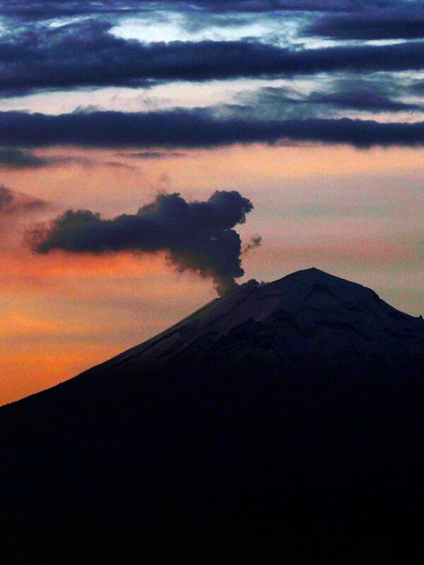 Kurz vor der Alarmstufe Rot werden am Vulkan Popocatépetl in Mexiko die ...