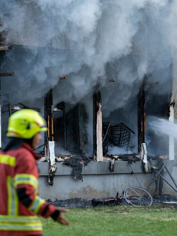 Der Schock sitzt tief: Bei einem Feuer in einer Flüchtlingsunterkunft stirbt ein Mensch - vermutlic