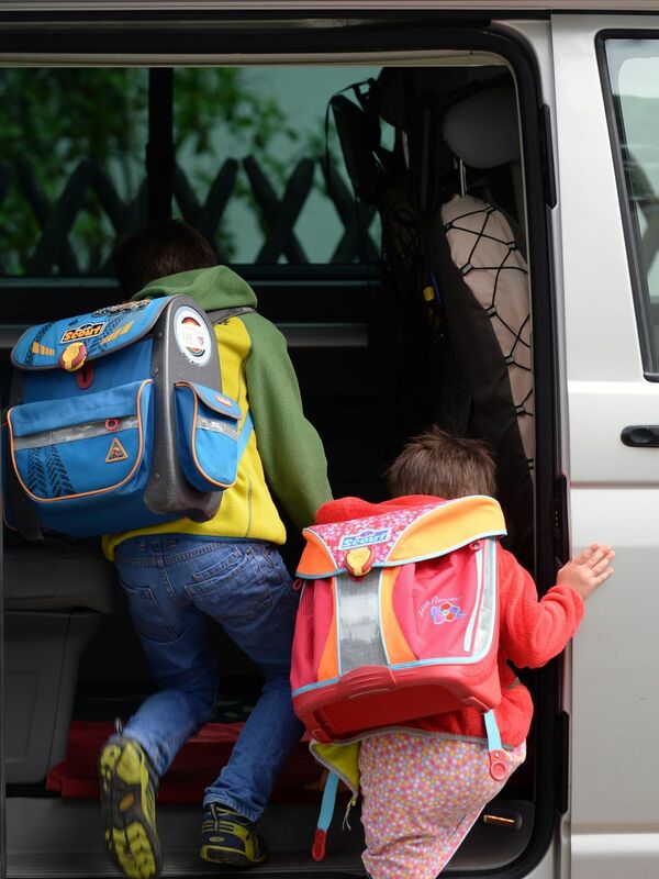 Im Durchschnitt sieben Minuten fahren Eltern mit dem Auto, um ihre ...