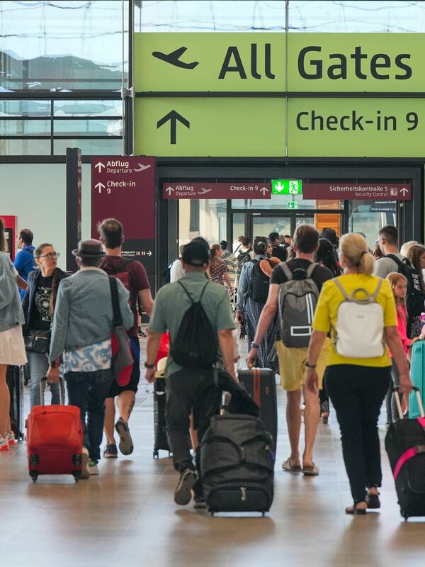 Ferienzeit ist Reisezeit - der Hauptstadtflughafen BER kommt trotz des ...