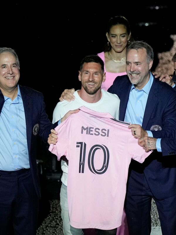 Barbie trägt sie, Lionel Messi genauso, nun auch die DFB-Elf: die Farbe ...