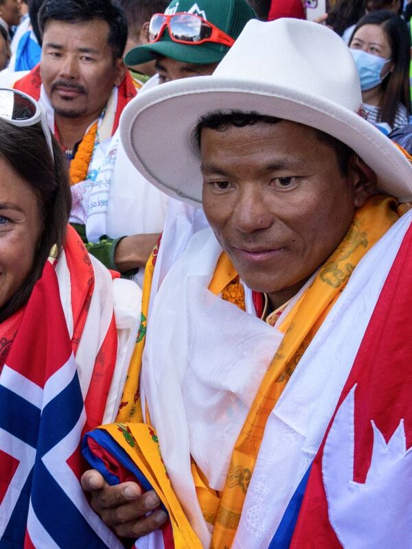 Mit den Bergbesteigungen stellten Tenjen Lama Sherpa und Kristin Harila ...