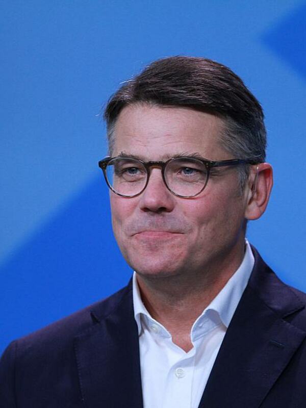 Nach der Landtagswahl in Hessen hält sich Ministerpräsident Boris Rhein ... Nach der Landtagswahl in Hessen hält sich Ministerpräsident Boris Rhein ...