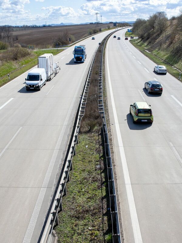 Ein Lastwagen soll ungebremst in ein Stauende gefahren sein, wodurch ...