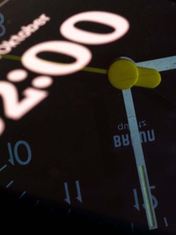 Vor? Zurück? Wie war das noch mal? An diesem Sonntag beginnt die ...