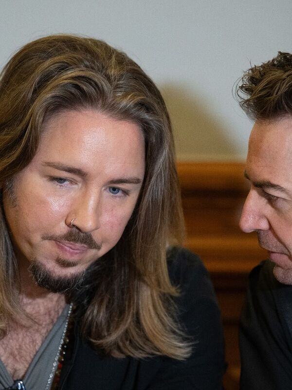 Gil Ofarim behauptet, er habe in einem Leipziger Hotel nicht einchecken ...