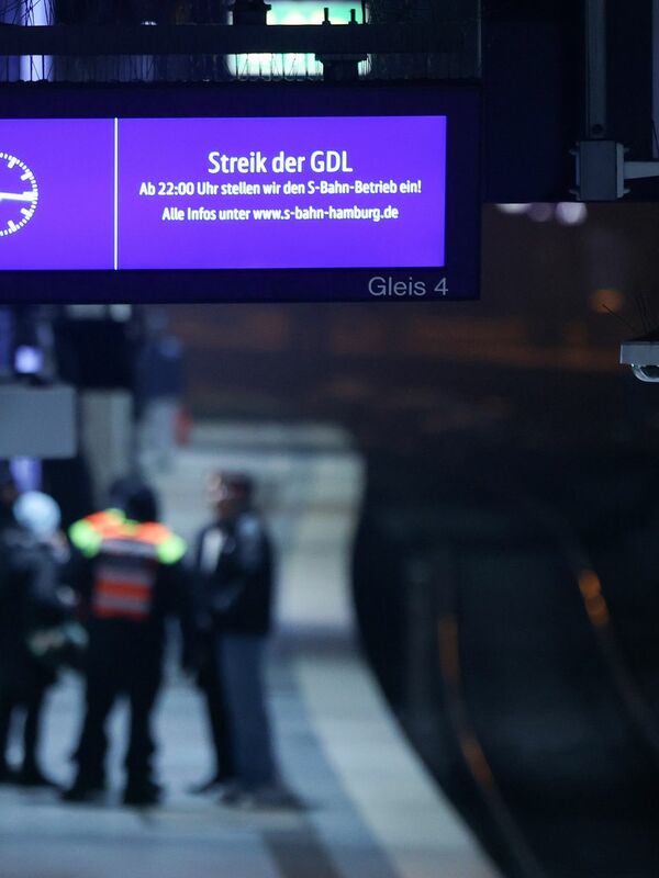Seit dem späten Donnerstagabend steht der Verkehr auf der Schiene in großen Teilen Deutschlands st