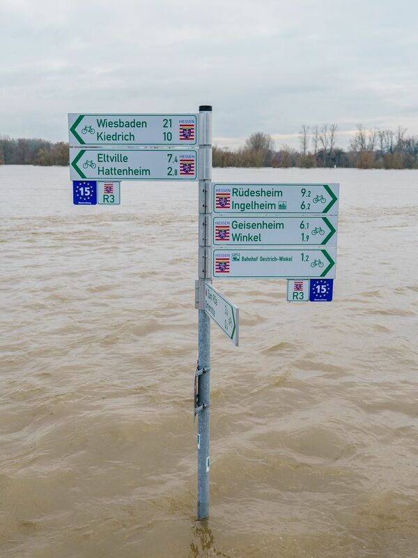 Langsam werden die Pegelstände am Rhein wieder sinken: Das Hochwasser ...