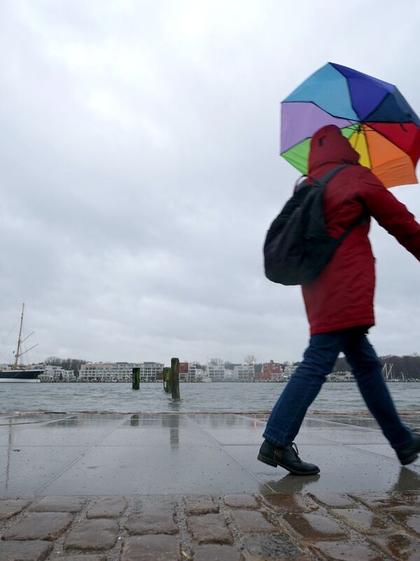 Es regnet und regnet - die Flüsse steigen weiter an.