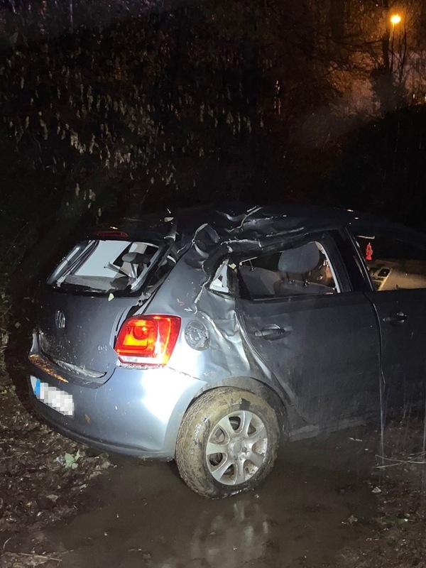 VW überschlägt sich - 18-Jährige schwer verletzt