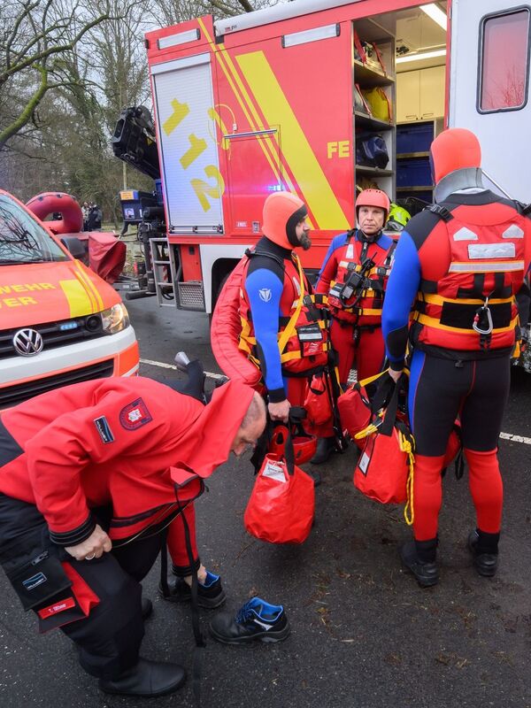 Tausende Helfer packen an, um gegen das Hochwasser in mehreren ...