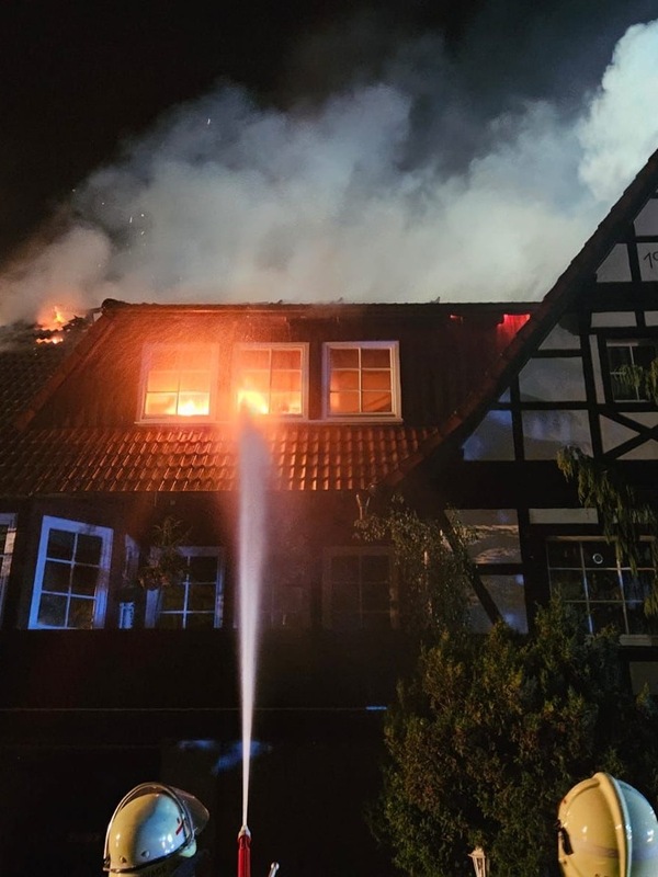 Lügde - Großfeuer in der Nähe des Lügder Gerätehauses - 2 Menschen ...