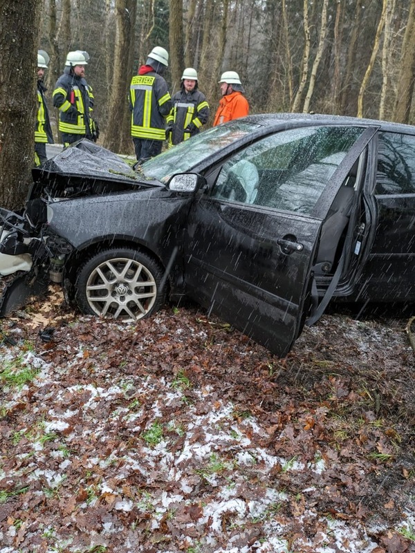 FFW Schiffdorf: Pkw prallt gegen Baum - Fahrer verletzt