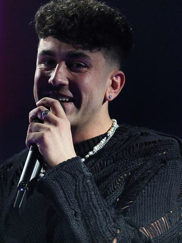 Bennett steht mit seinem Techno-Mix des Chorlieds Vois sur ton chemin ...