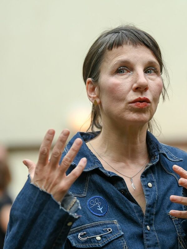 Namhafte Schauspieler wie Meret Becker und Johann von Bülow stehen im ...