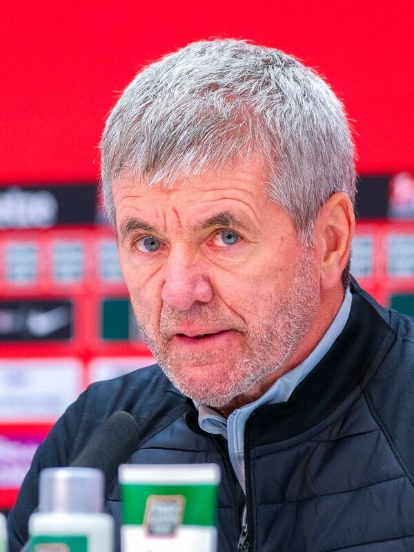 Friedhelm Funkel steht in Kaiserslautern vor einer schwierigen Mission.