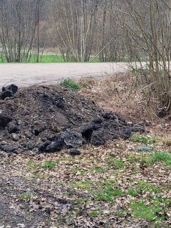 Ulm - Rund drei bis vier Kubikmeter Teer- / Bitumengemisch haben ...