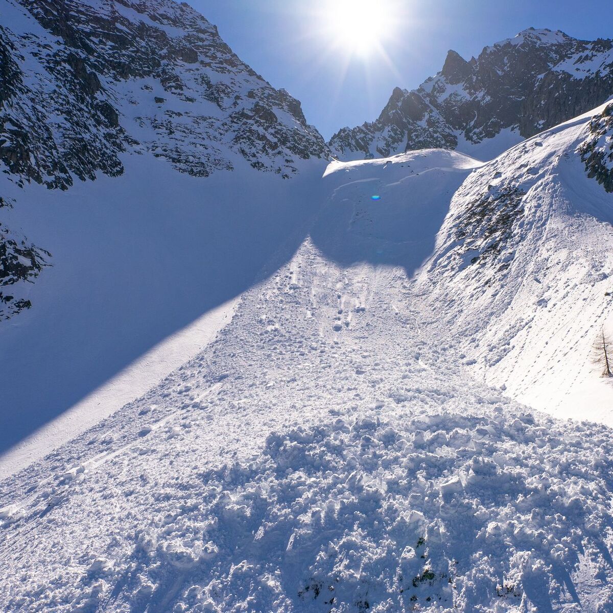 Eine Lawine hat in Zermatt mehrere Menschen mitgerissen.