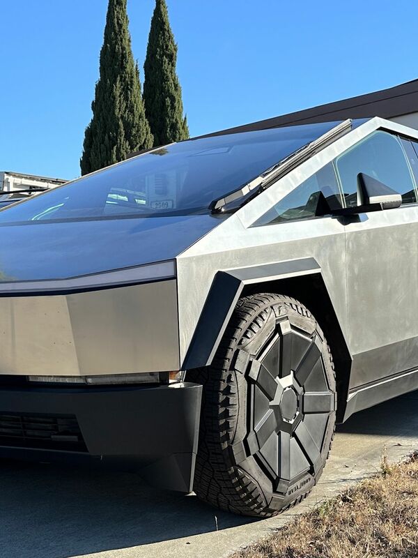 Teslas Cybertruck ist drei Tonnen schwer und trägt einen Panzer aus ...