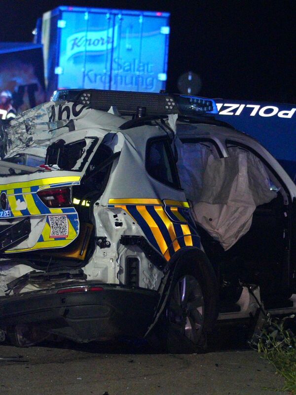 Ein Lastwagen ist auf der A9 in eine abgesicherte Unfallstelle gefahren.
