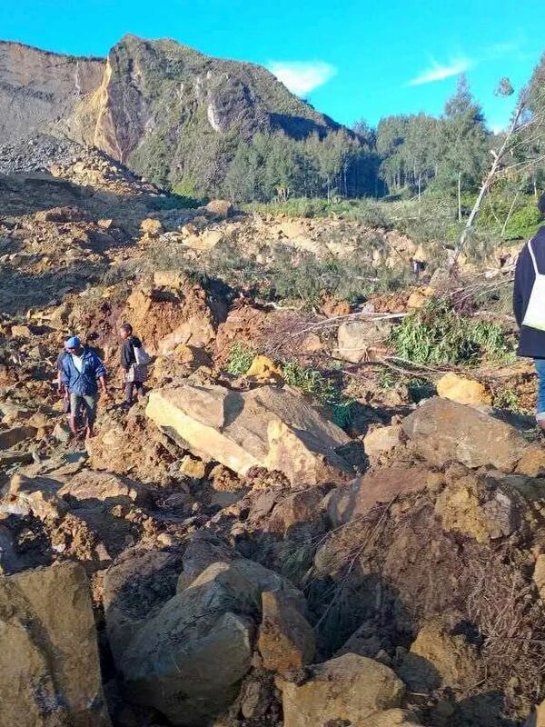 Ein Bergteil rutscht in der Nacht ab und begräbt ganze Orte unter sich ...