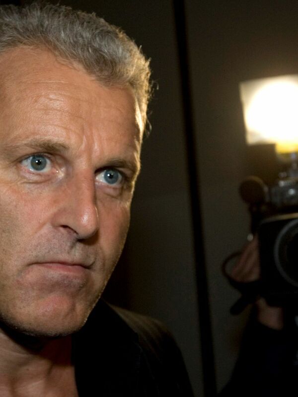 Sommer 2021: Mitten in Amsterdam wird der prominente Reporter Peter R.