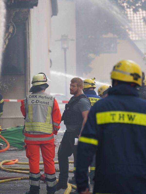 Eine Bar in Herford brennt, es soll eine Explosion gegeben haben.