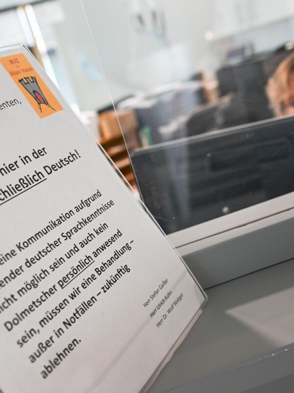 Das Schild ist weg, die Regel bleibt: Eine Kinderarztpraxis behandelt ...