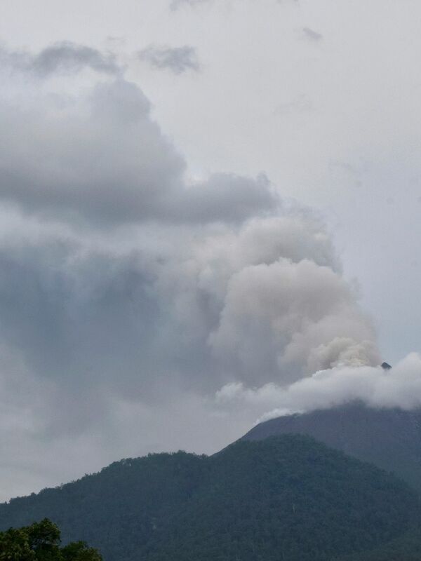 Mitten in der Nacht bricht auf der indonesischen Insel Flores plötzlich ...