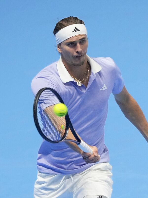 Alexander Zverev kämpft sich im Halbfinale der ATP Finals gegen Taylor Fritz zurück.