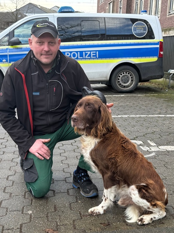 BPOL NRW: Ein Hofhund mit dem Zug auf Reisen - Bundespolizei führt Hund ...