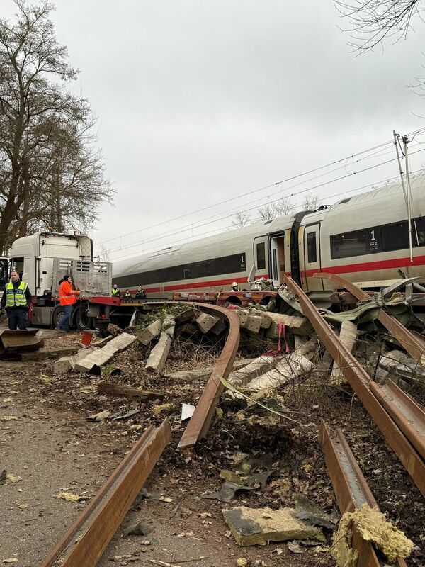 Bei dem Unfall zwischen einem ICE und einem Lkw in Hamburg ist ein Mensch gestorben.