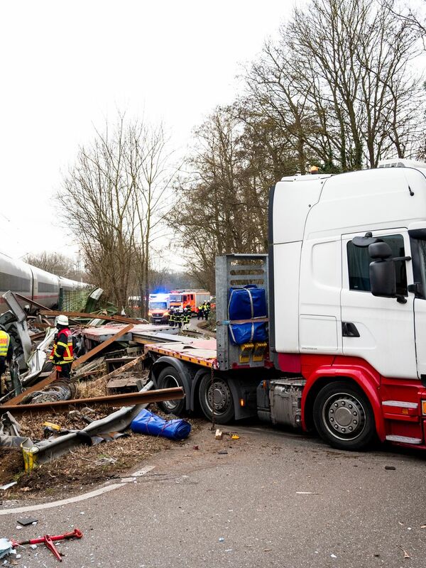 Nach dem schweren ICE-Unglück wird gegen den Fahrer des Lastwagens ermittelt, mit dem der Zug zusam