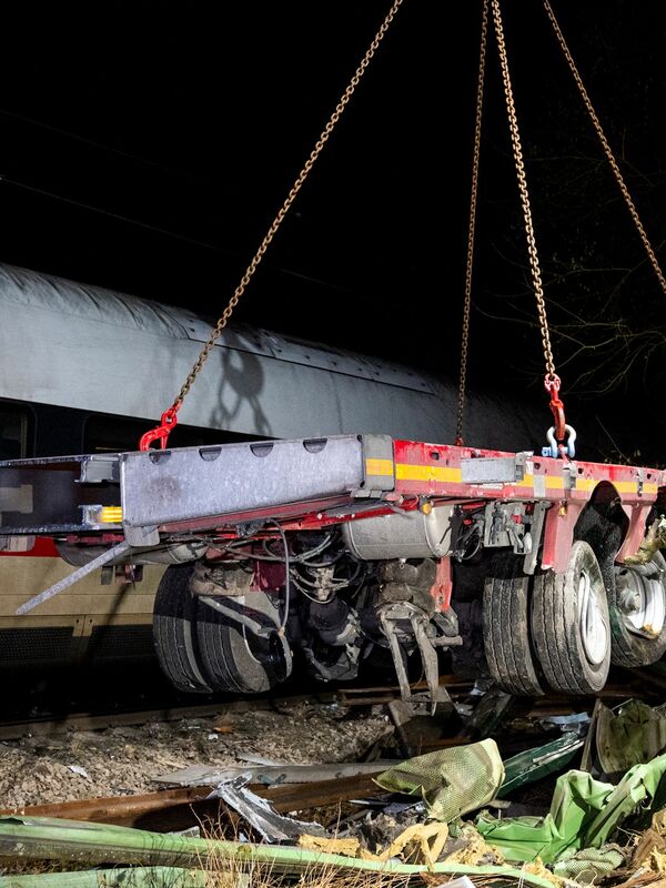 Nach dem Unfall mit einem ICE, bei dem ein Mensch gestorben ist, wurde ...