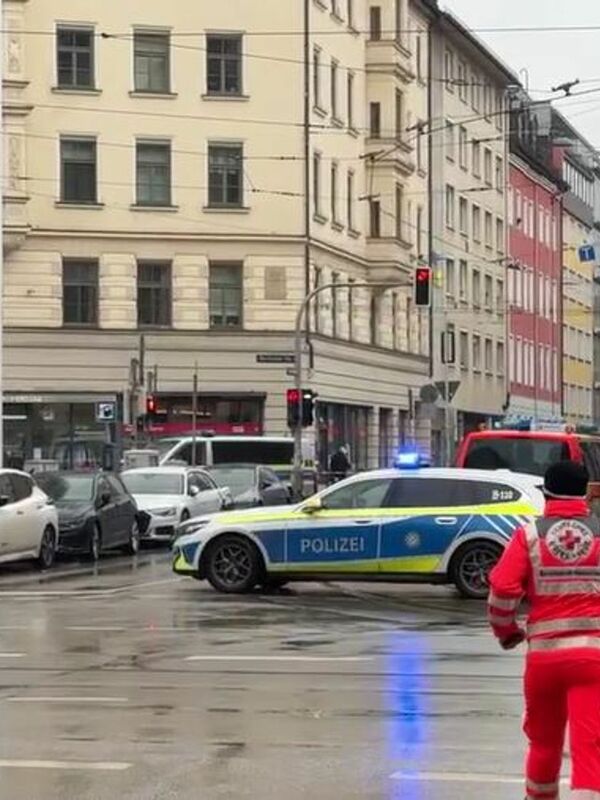 Auto fährt in München in Demo - Söder geht von Anschlag aus