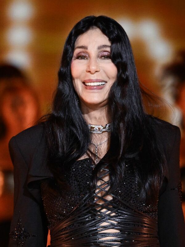 Die Sängerin Cher wird bald 80 und wirkt doch alterslos.