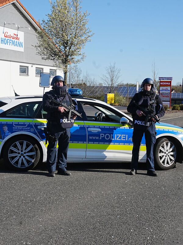 Drei Menschen sind in Weitefeld im Westerwald tot aufgefunden worden.