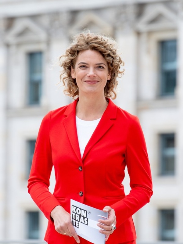 Lena Ganschow moderiert das Politikmagazin Kontraste