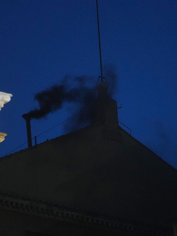 Wieder schwarzer Rauch: Kein neuer Papst gewählt