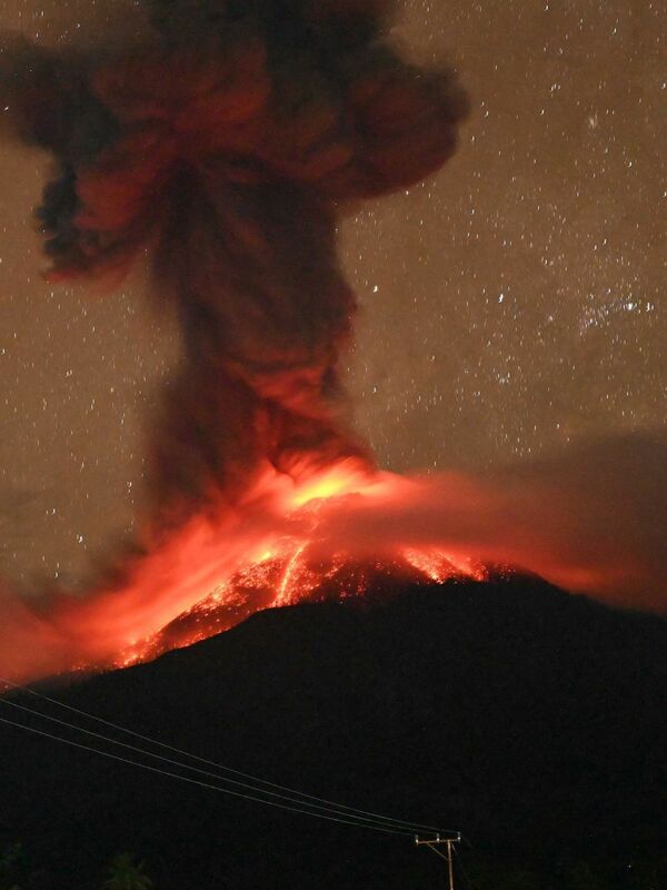 Ein Vulkan auf der indonesischen Insel Flores ist erneut ausgebrochen.