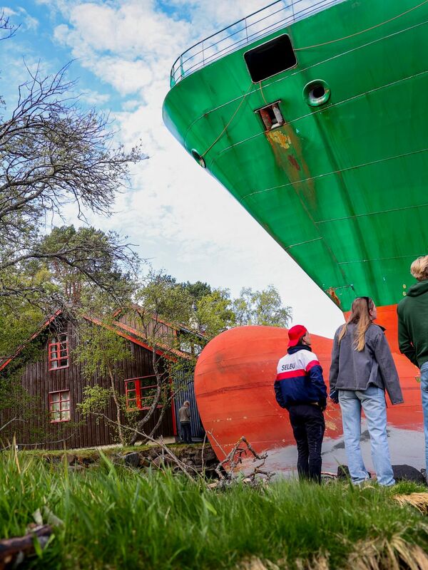 Ein mehr als 130 Meter langes Schiff kann ein beeindruckender Anblick ...