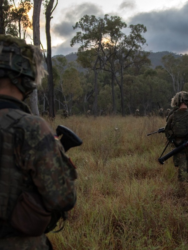 Brisbane - Gemeinsam mit US-amerikanischen Fallschirmjägern der 11th ...