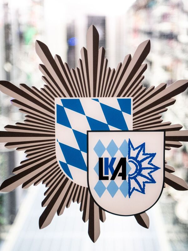 Das LKA Bayern hat drei Menschen festgenommen.