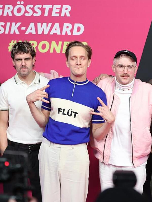 Die Rap-Rock-Band Kraftklub steht mit Sterben in Karl-Marx-Stadt an der ...