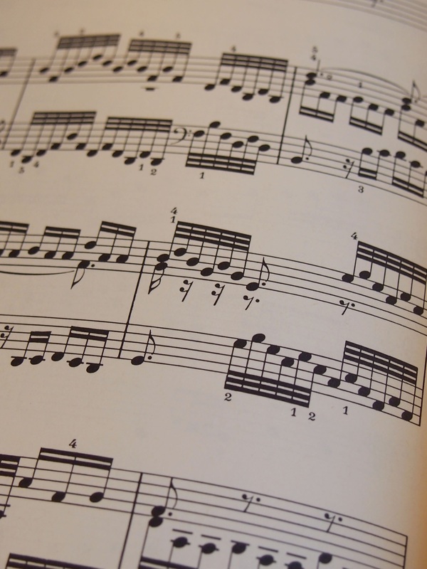 Kunst-Hype um Isa Genzken: Warum ihre Werke längst im Millionen-Club ...