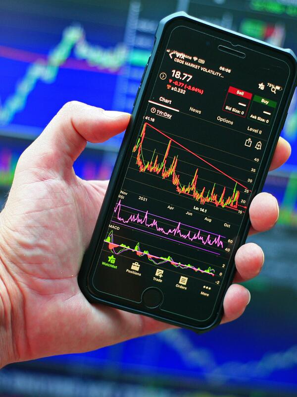 Qualcomm stock: AI optimism meets cyclical reality as shares hover near ...